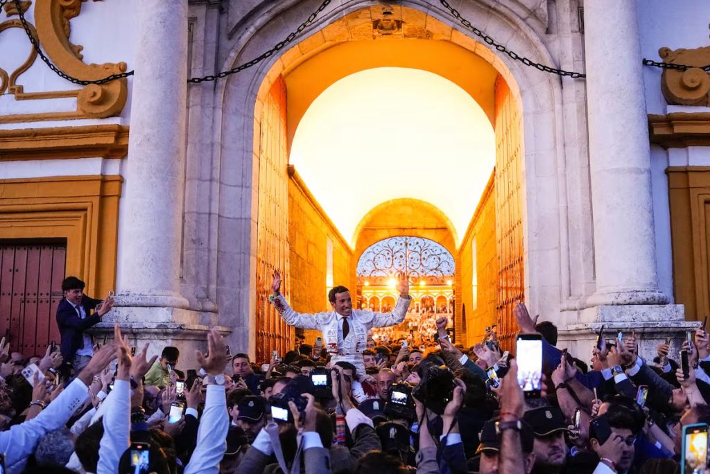 Feria de Abril: cautiva Morante, sorprende De Miranda, baja el toro y ...
